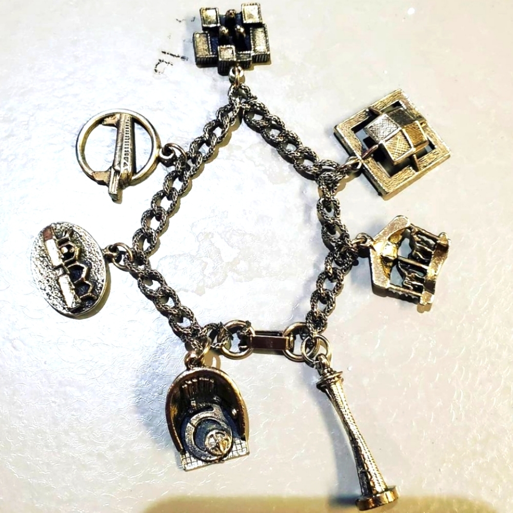 1962 Seattle World's Fair Charm Bracelet - Gem